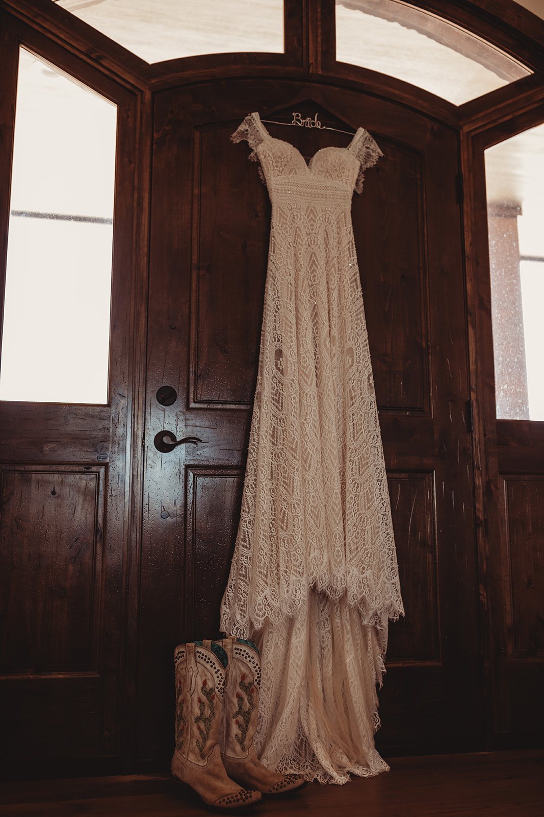 KANSAS RANCH WEDDING| Kayla + Ransom - westernweddingmagazine.com