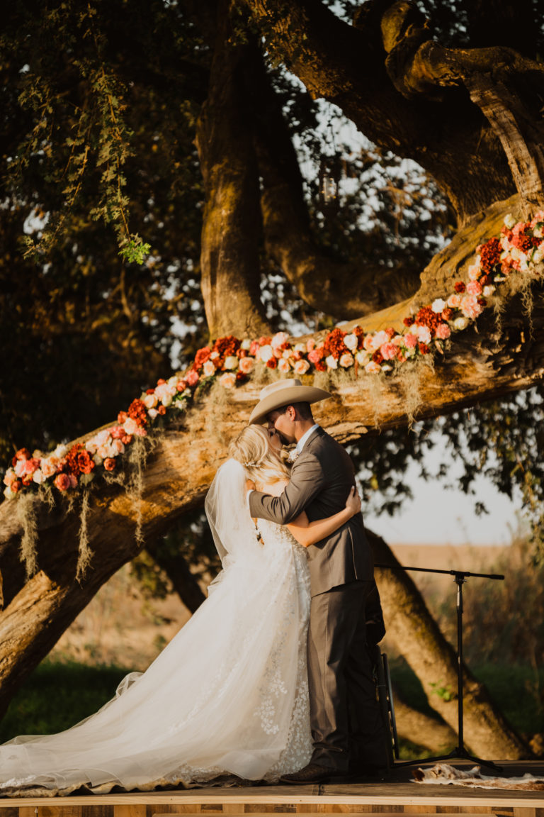 CYNTHIA + DENTON | WEDDING - westernweddingmagazine.com