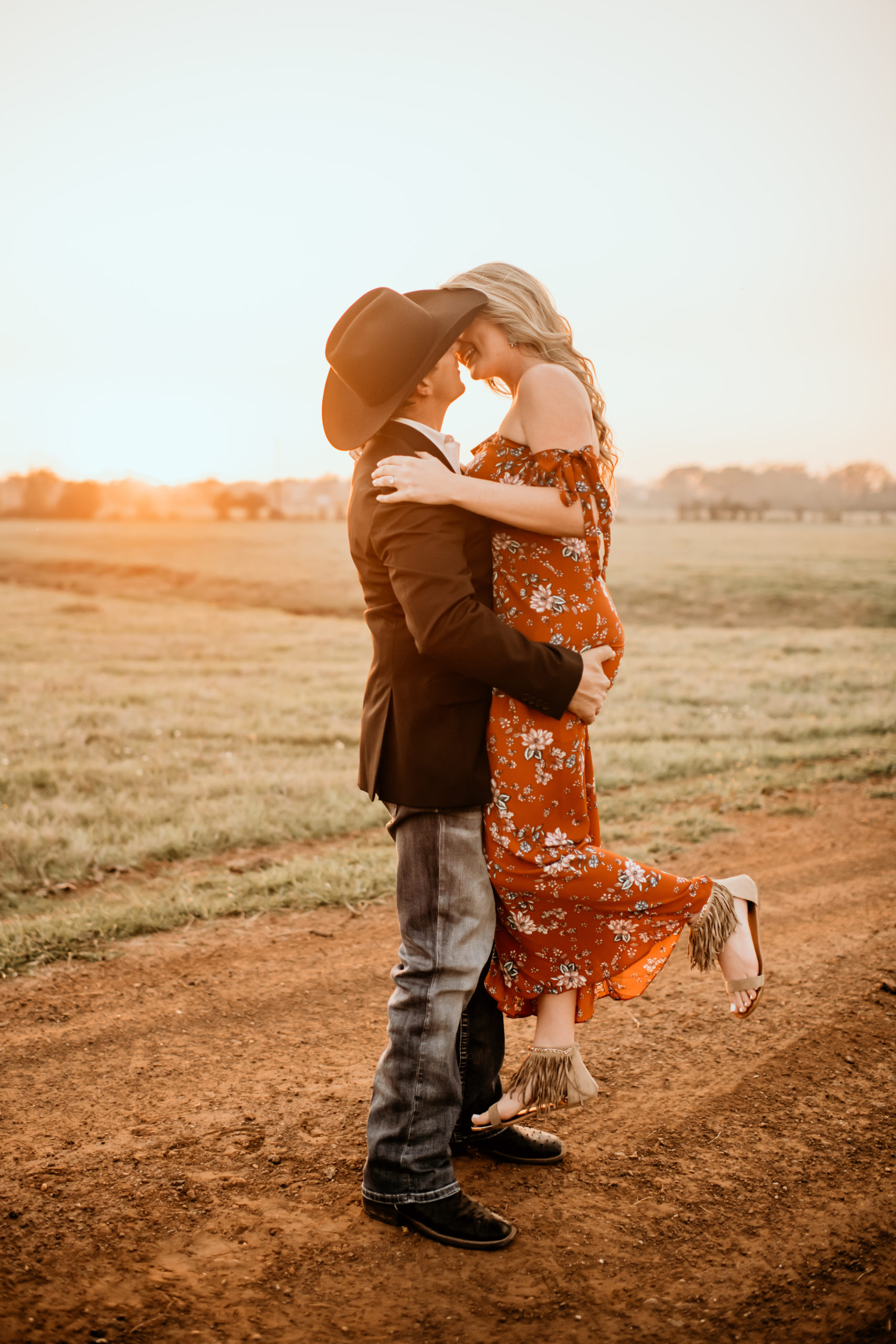 LAYNE + CARTER | ENGAGEMENTS - westernweddingmagazine.com