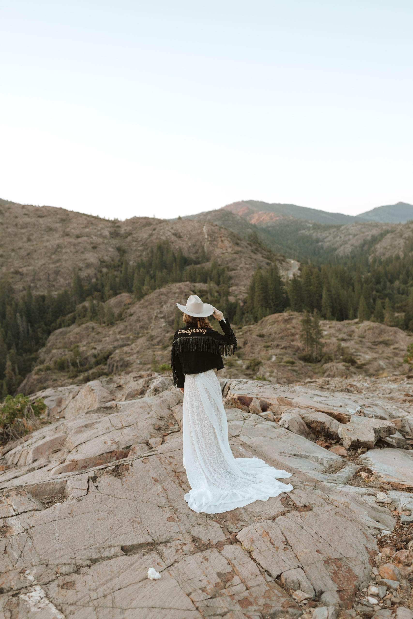 MADISON + CODY | ELOPEMENT STYLED SHOOT - westernweddingmagazine.com