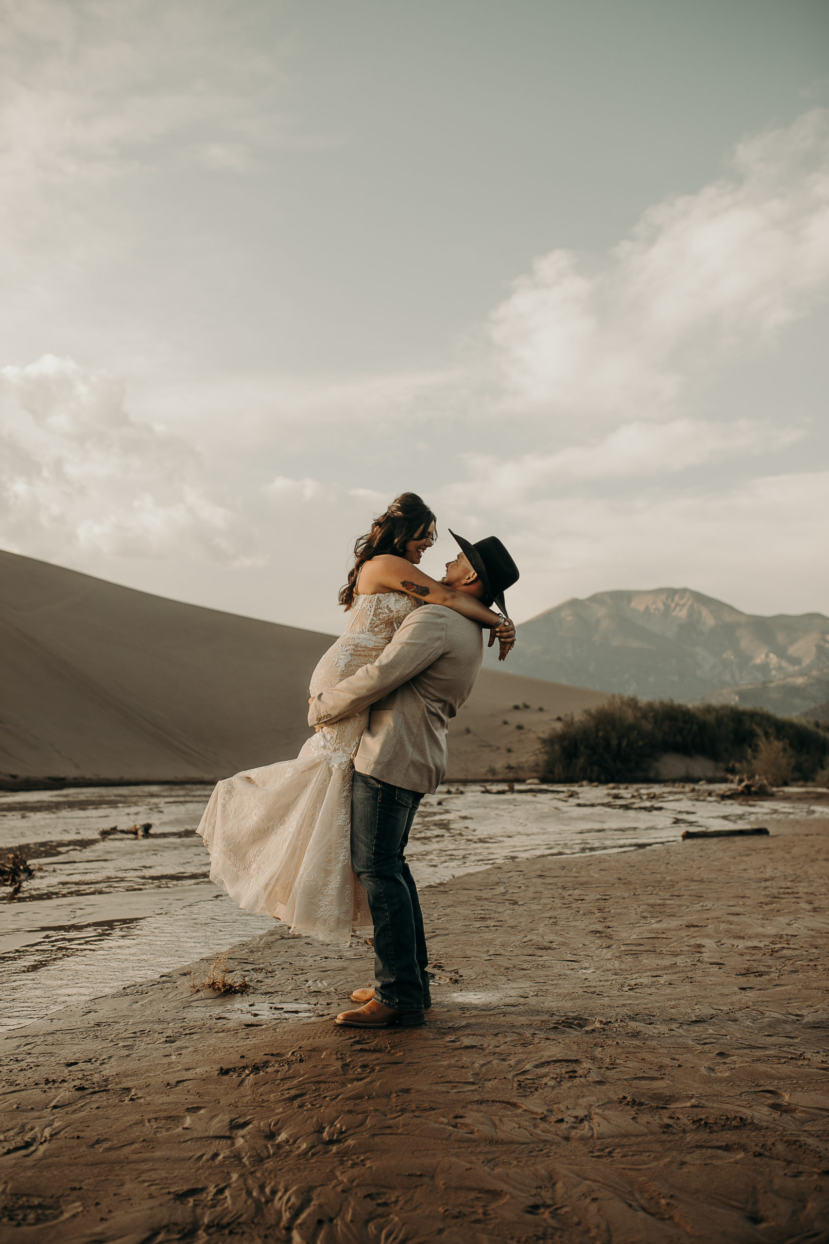 EMILY + LUKE SAND DUNE ELOPEMENT - westernweddingmagazine.com