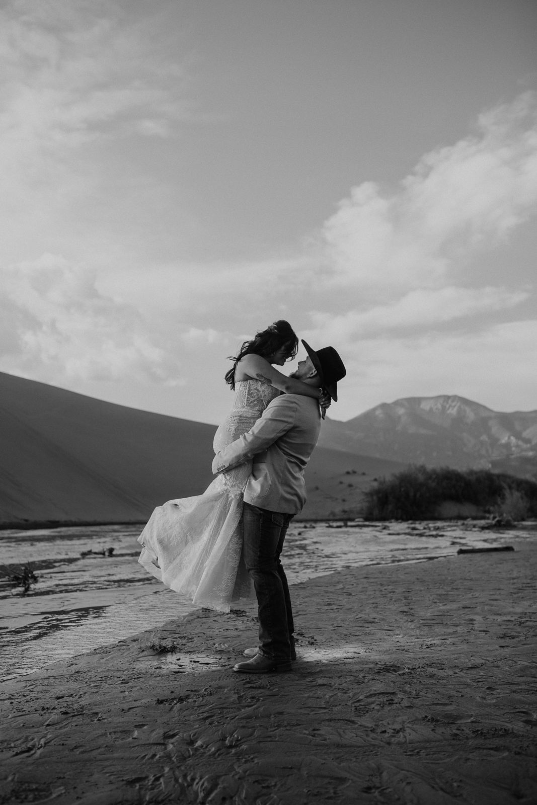 EMILY + LUKE SAND DUNE ELOPEMENT - westernweddingmagazine.com