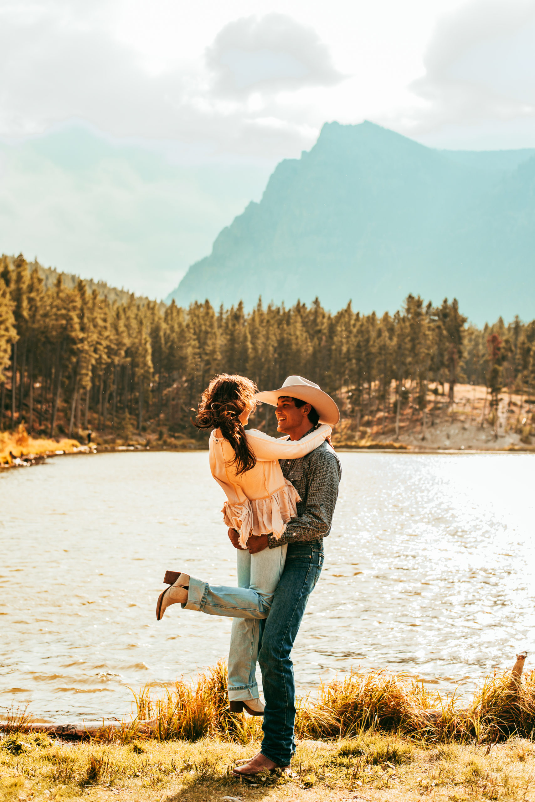ALEX + GARRETT | ENGAGEMENT - westernweddingmagazine.com