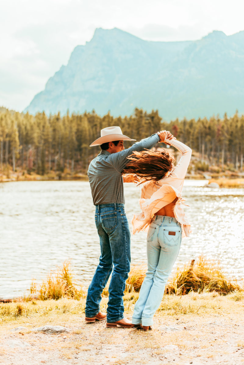 ALEX + GARRETT | ENGAGEMENT - westernweddingmagazine.com