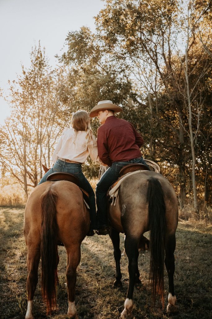 HOLLY + GARRETT | ENGAGEMENT - westernweddingmagazine.com