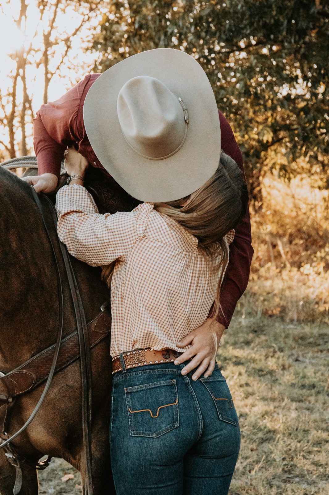 HOLLY + GARRETT | ENGAGEMENT - westernweddingmagazine.com