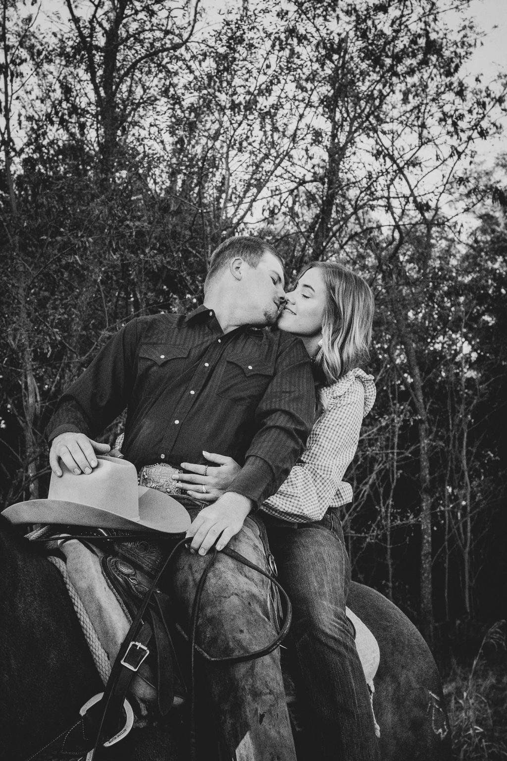 HOLLY + GARRETT | ENGAGEMENT - westernweddingmagazine.com