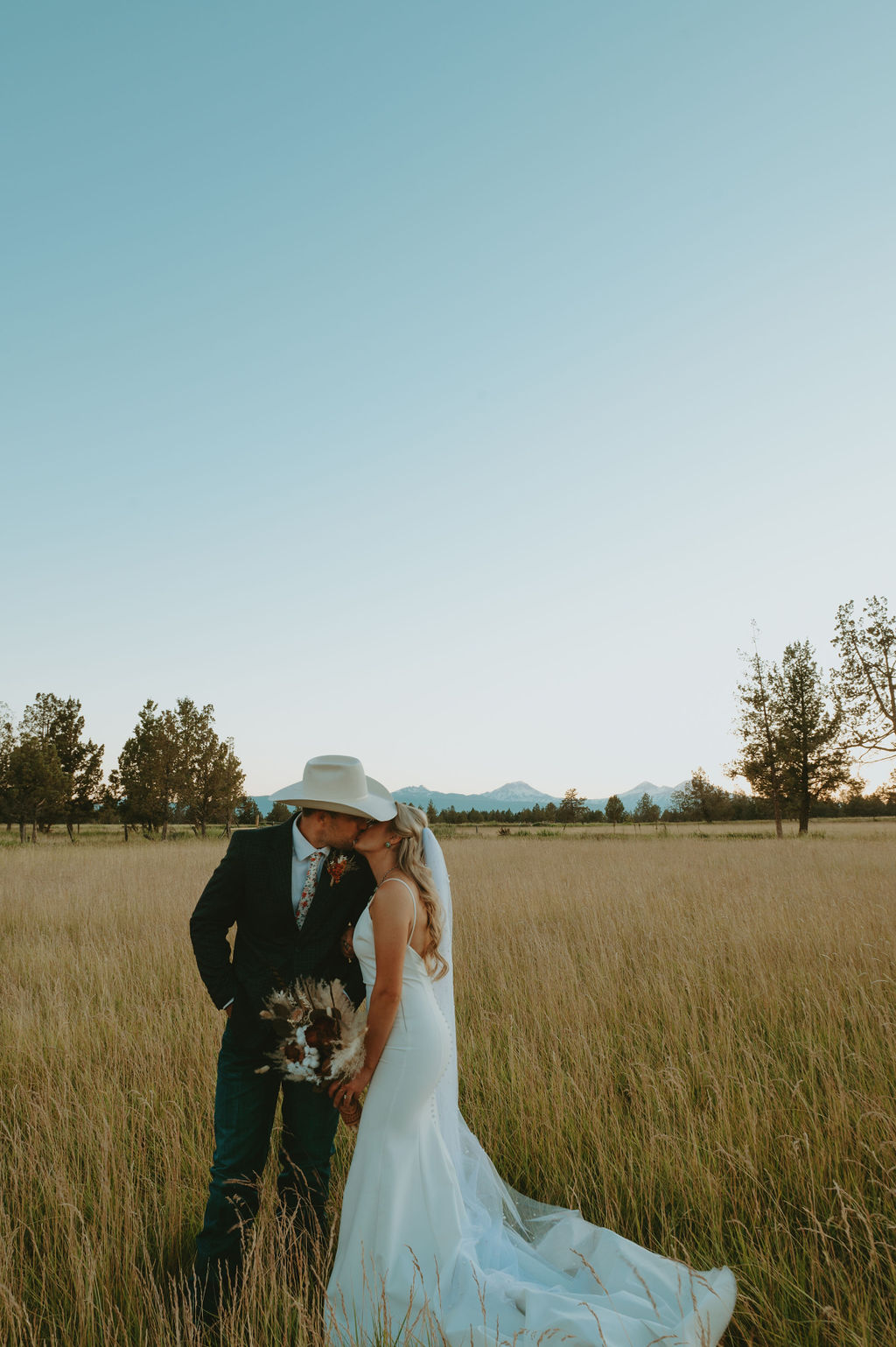 MEGAN + JACK | WEDDING - westernweddingmagazine.com