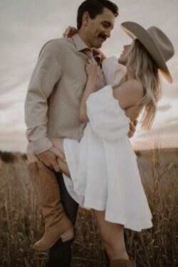 JENNIFER + CAMERON | ENGAGEMENT - westernweddingmagazine.com