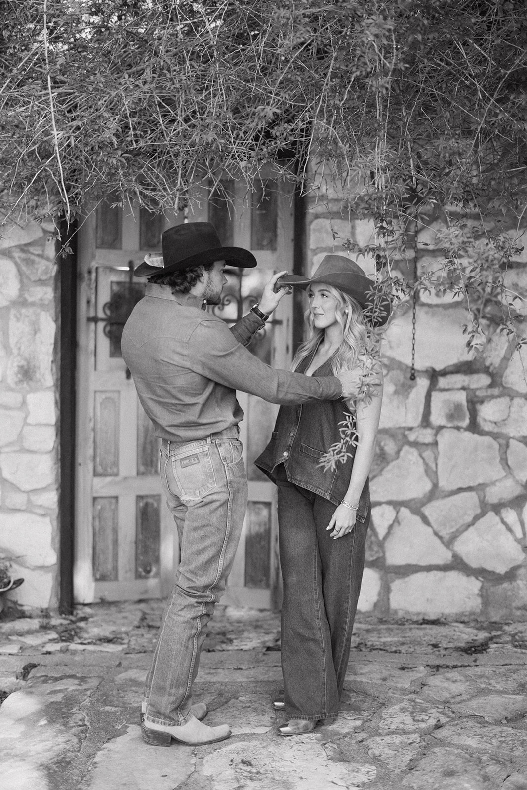 LINZEY + HUNTER | ENGAGEMENT - westernweddingmagazine.com