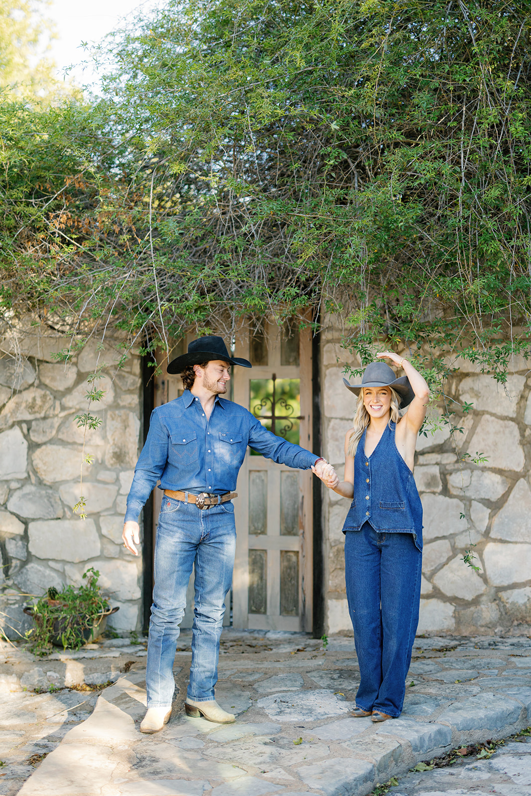 LINZEY + HUNTER | ENGAGEMENT - westernweddingmagazine.com
