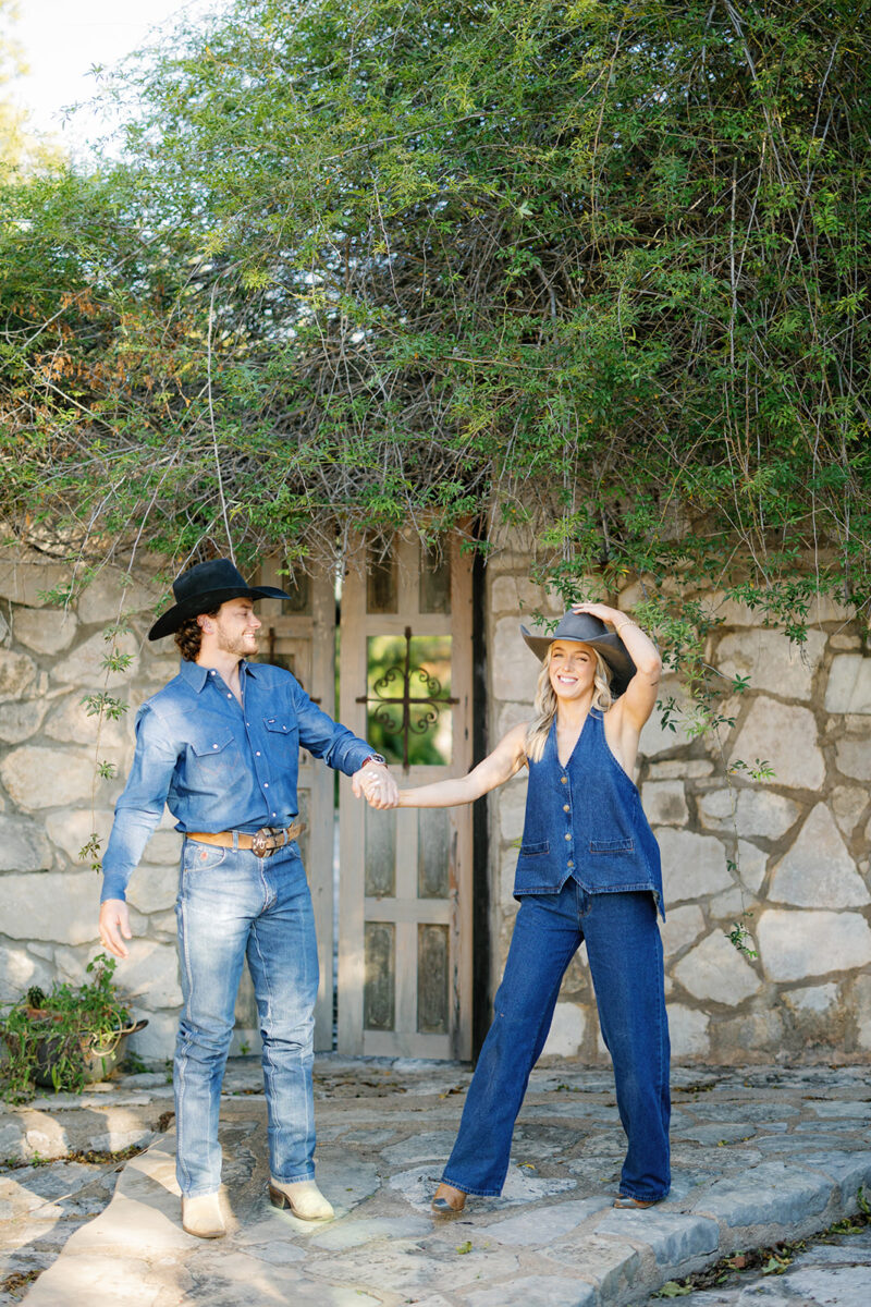 LINZEY + HUNTER | ENGAGEMENT - westernweddingmagazine.com
