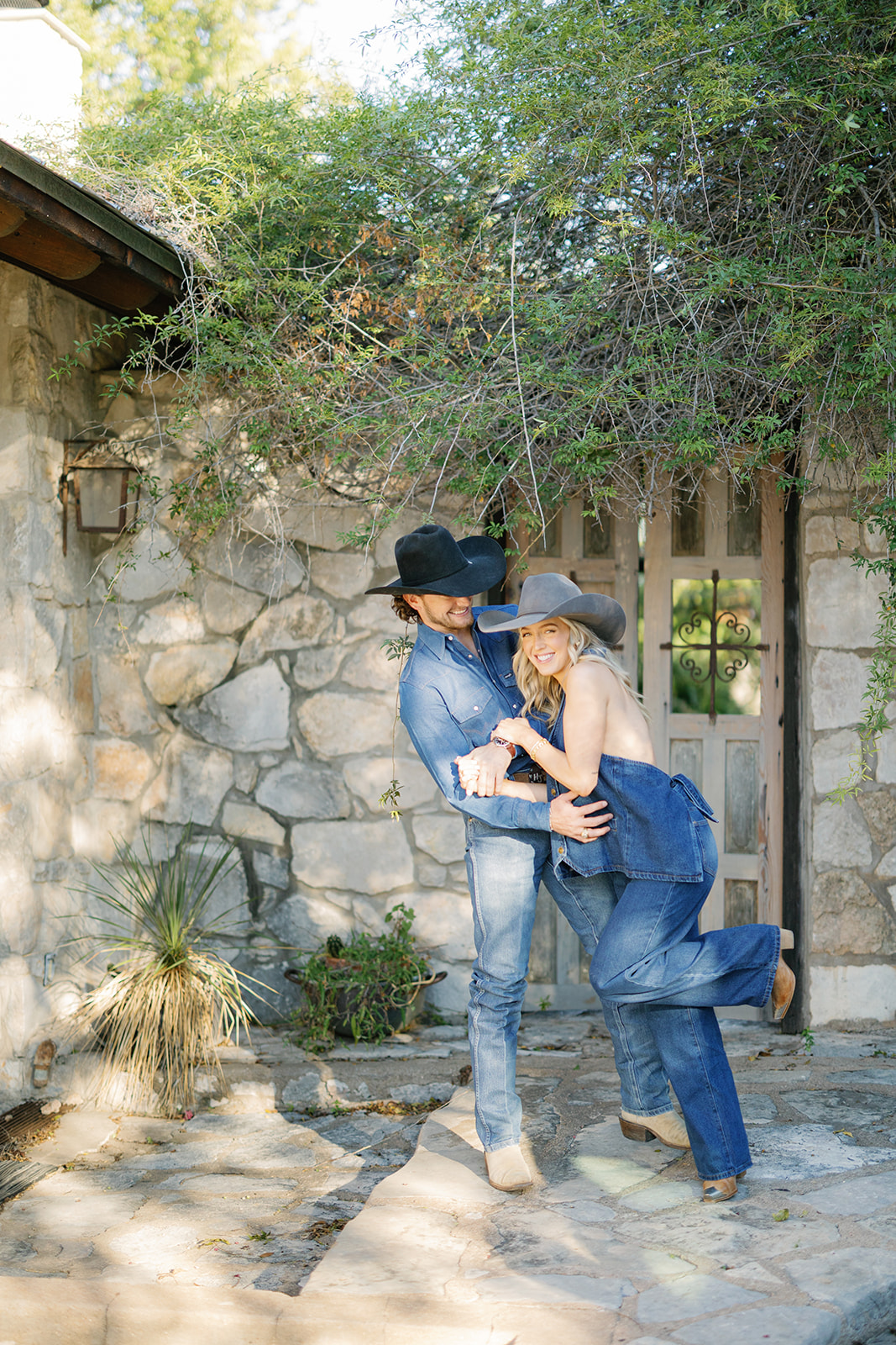 LINZEY + HUNTER | ENGAGEMENT - westernweddingmagazine.com